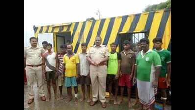 Bhayander: Fishing boat sinks in Bhayander, 10 on board swim to safety ...