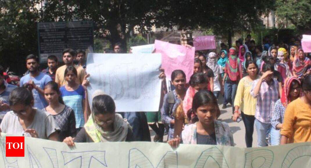 BHU violence: BHU calm, politics starts on campus violence issue ...