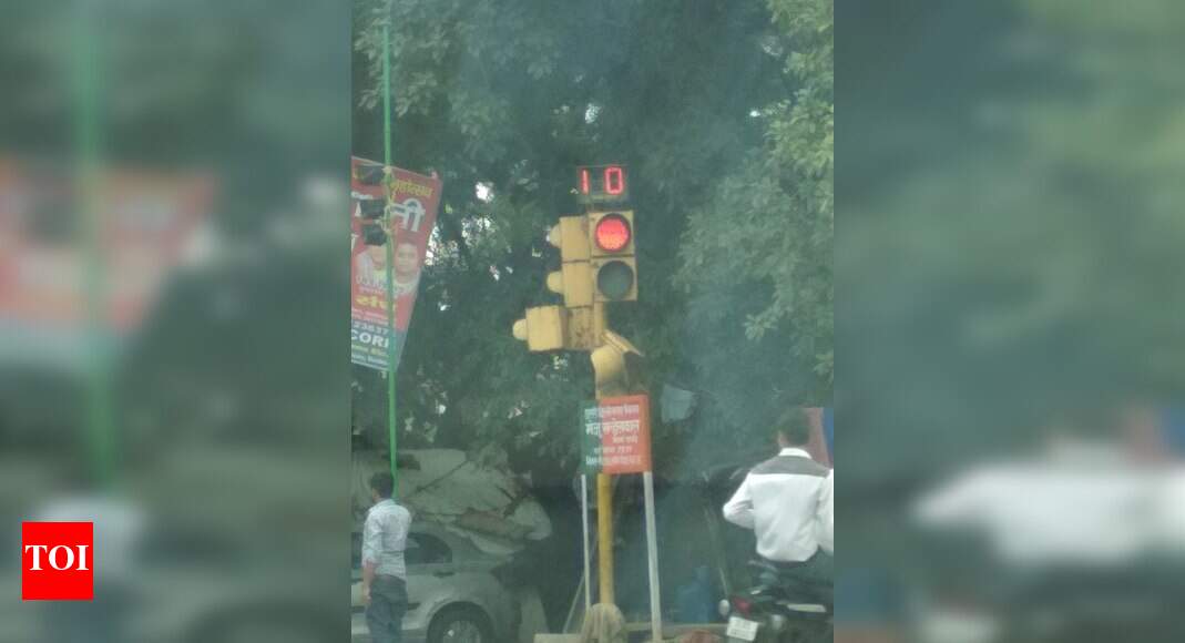 Broken traffic signal at Bharat Nagar - Times of India
