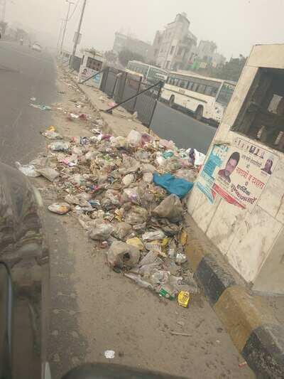 Filthy Divider at Dabri-Dwarka Link Road - Times of India