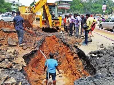 Crater mess: Tadbund at crossroads after cave-in trouble, traffic ...