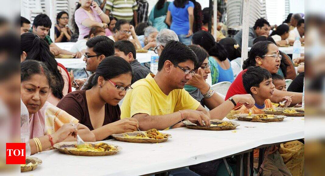 Citizens throng puja pandals to dig into traditional Bengali delicacies ...