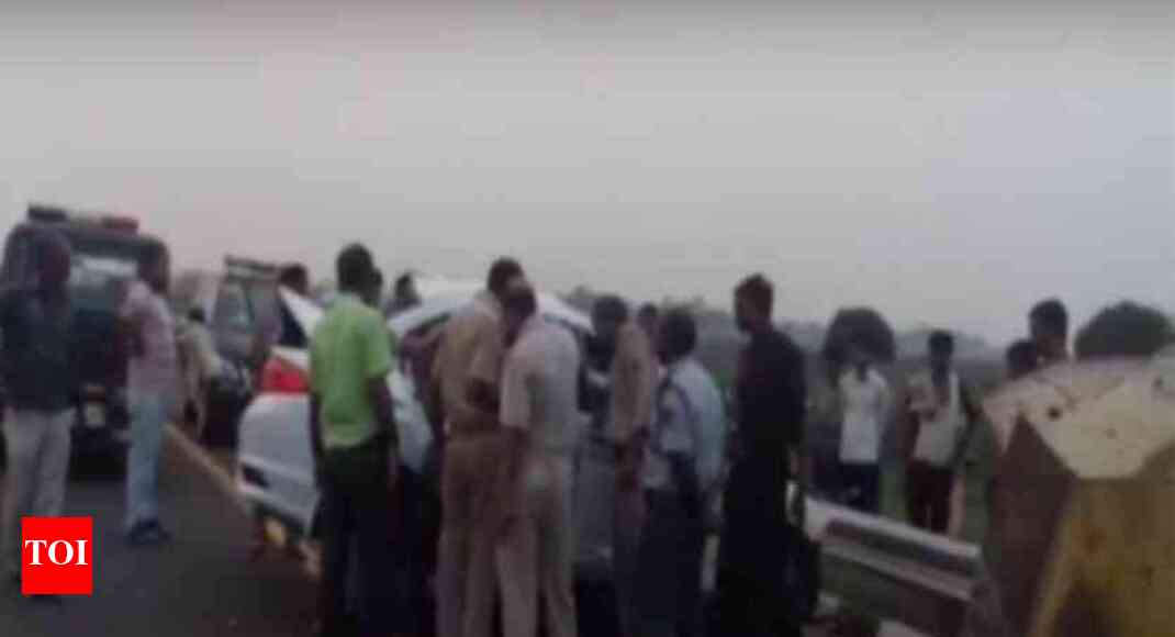 Six killed in two road accidents on Agra-Lucknow expressway | Agra News - Times of India