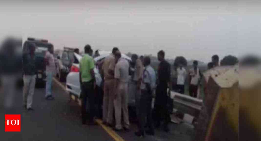 Six killed in two road accidents on Agra-Lucknow expressway | Agra News - Times of India