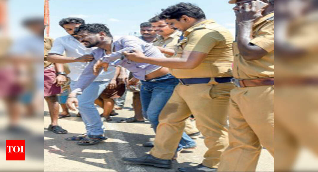 Lorry drivers bash 'mobile thief', hand him over to cops | Chennai News ...