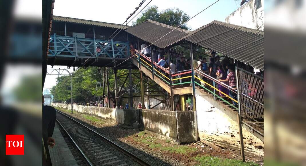 Only one FOB all over Khar station - Times of India