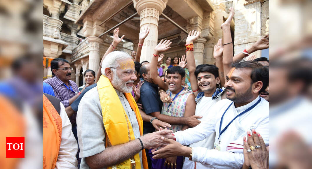 Modi: PM Modi visits Dwarkadhish temple | India News - Times of India