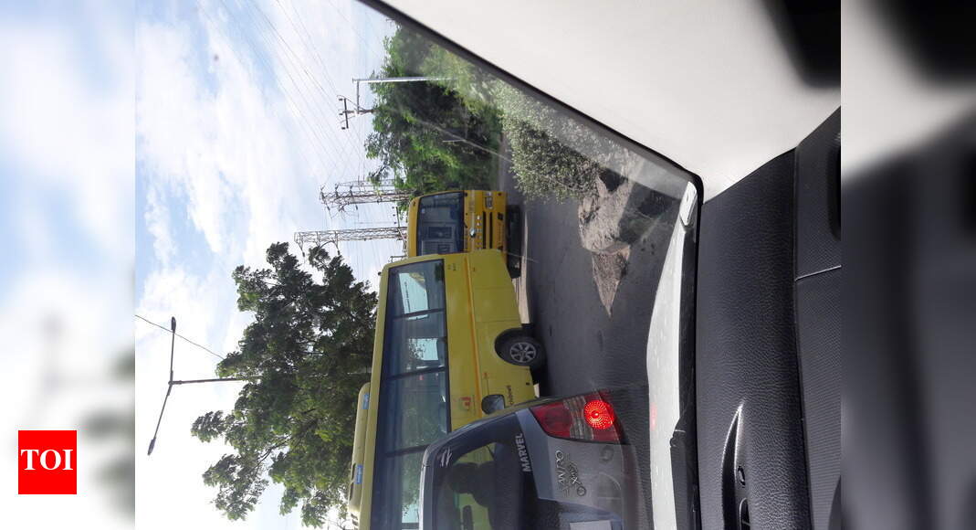 Chirec school buses disrupting traffic HCU road - Times of India