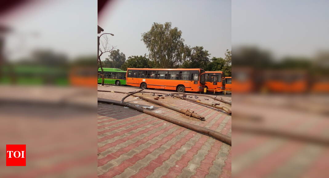 Streetlight poles lying in Uttam Ngr terminal - Times of India