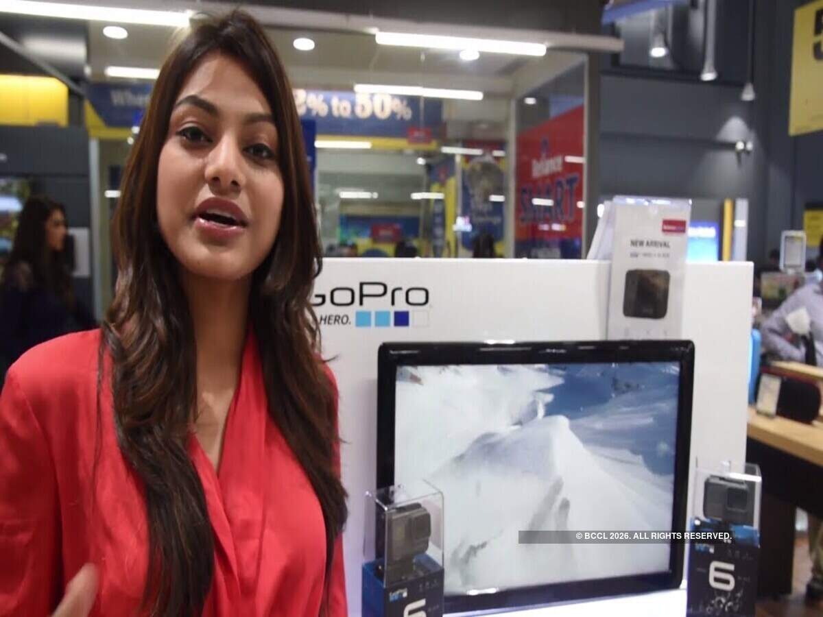 Yamaha Fascino Miss Diva 2017 Finalist Sonali Singh explore gadgets at Reliance Digital Store