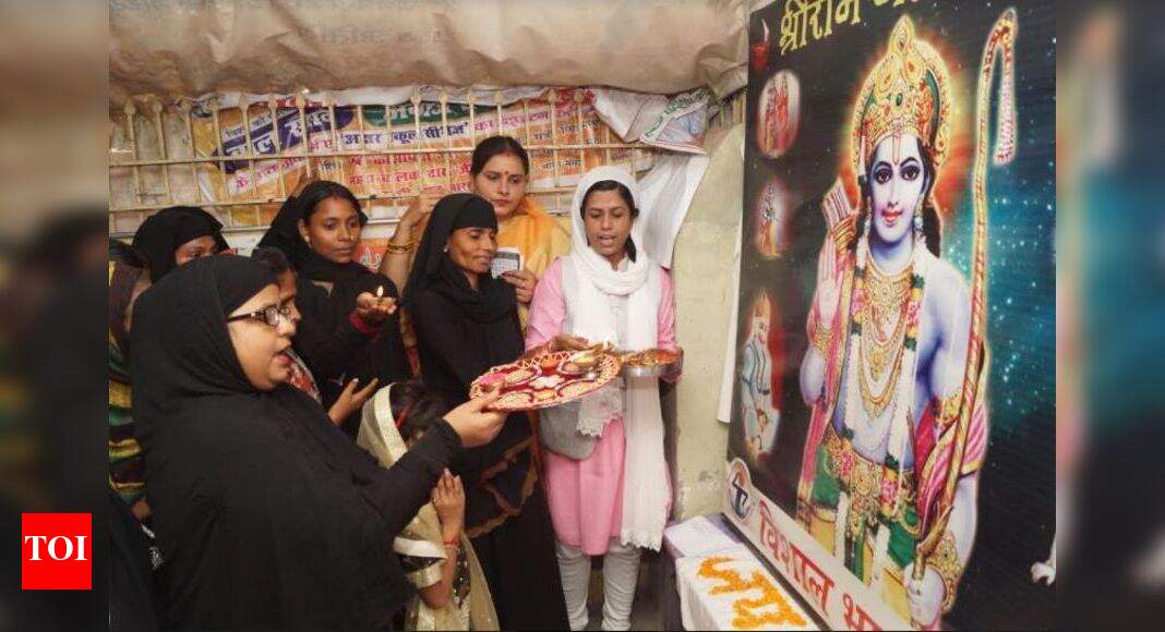 Muslim women perform aarti of Lord Rama in Varanasi | Varanasi News ...