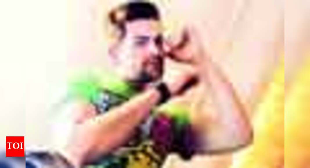 Neil hook(ah)s up with friends | Hindi Movie News - Times of India