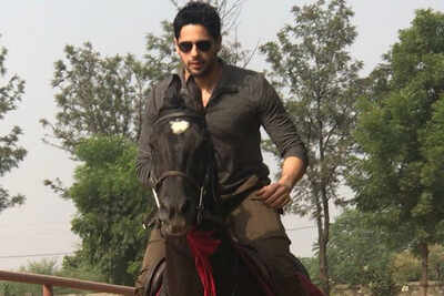 Watch: Sidharth Malhotra enjoys a horse riding session in Jaipur ...