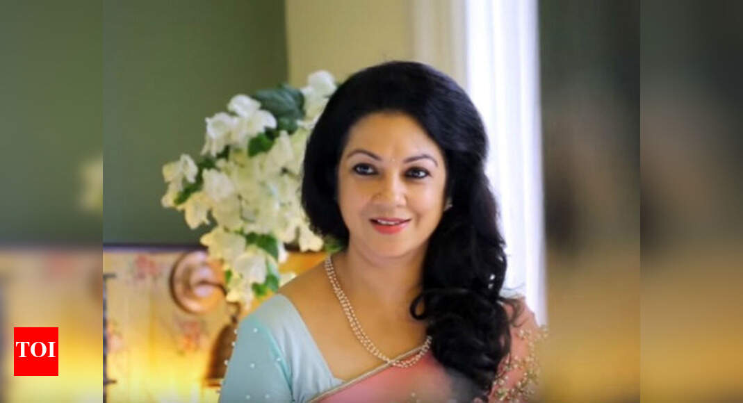 Shanthi Krishna in Vineeth Sreenivasan's Aravindante Athithikal ...