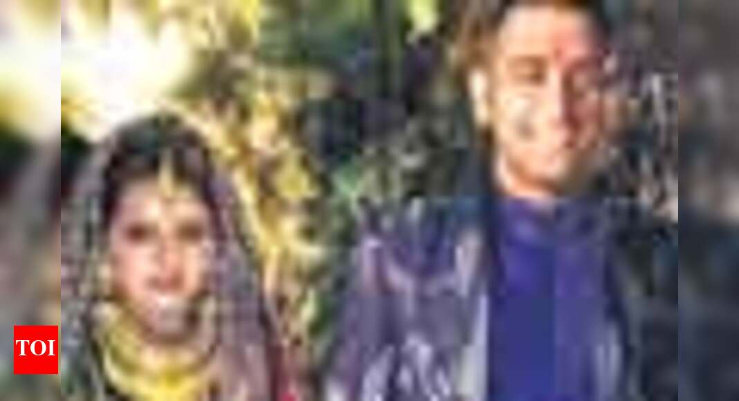 Mr, Mrs Dhoni in Delhi! | Hindi Movie News - Times of India