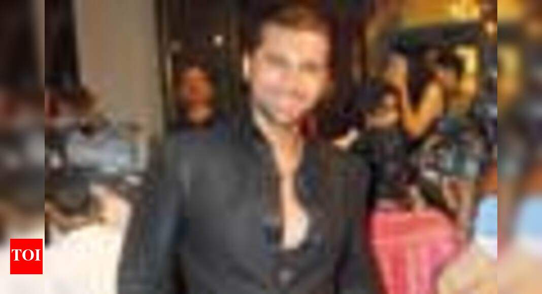 Chetan in a reality show, again! - Times of India