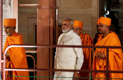Narendra Modi: Emotional PM wows Swaminarayan bhakts | India News ...
