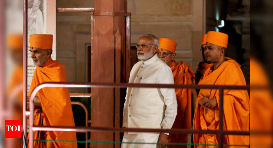 Narendra Modi: Emotional PM wows Swaminarayan bhakts | India News ...