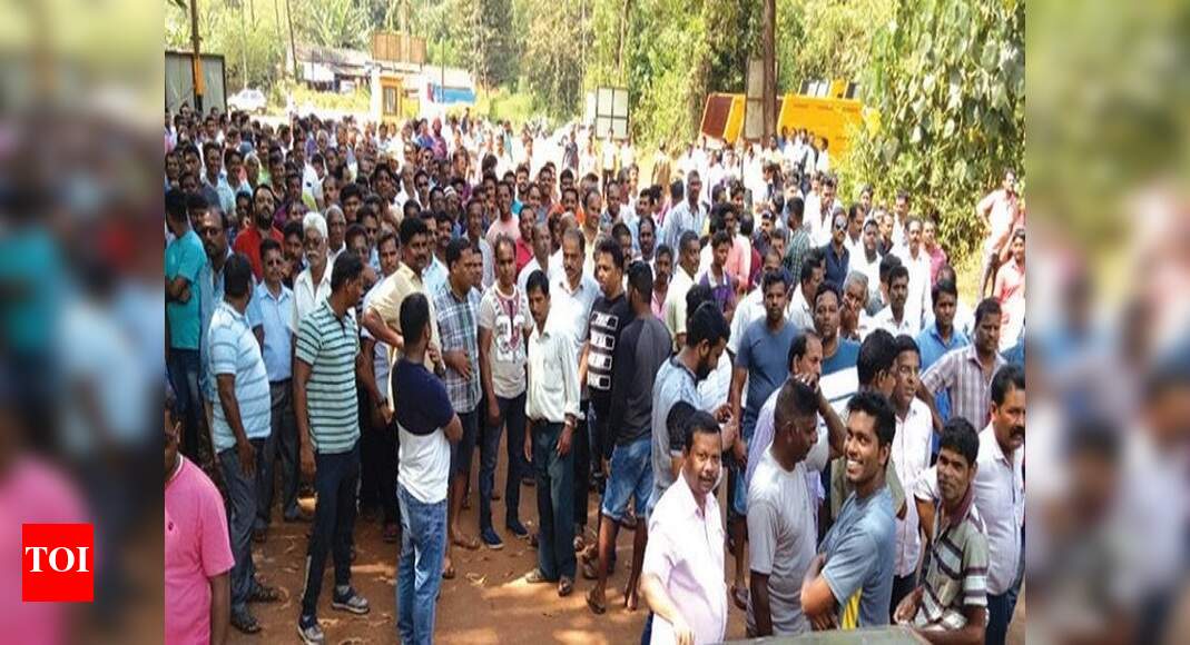 Local truckers halt ore transportation at Codli | Goa News - Times of India