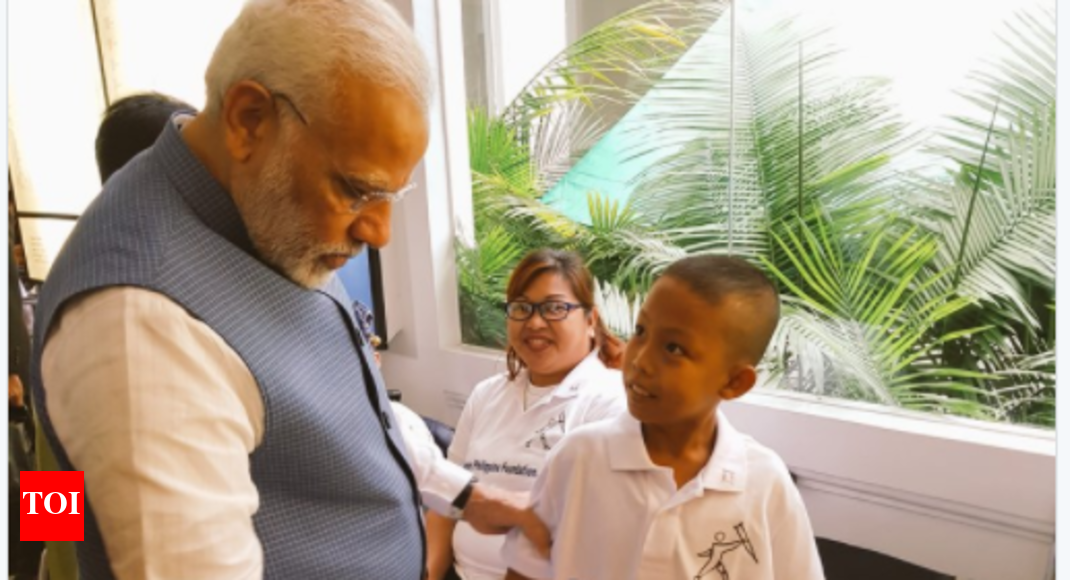 Modi in Philippines: In heartwarming encounter, PM Modi takes time out ...