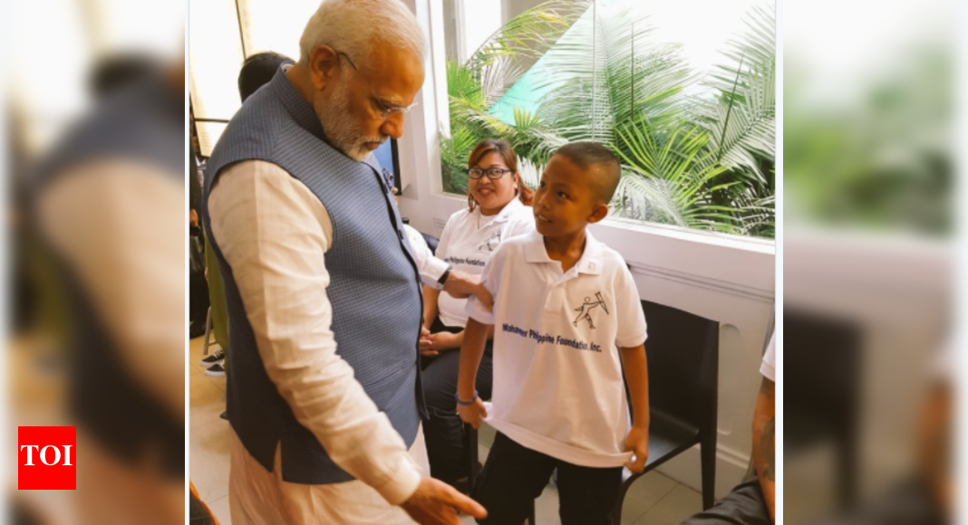 Modi in Philippines: In heartwarming encounter, PM Modi takes time out ...
