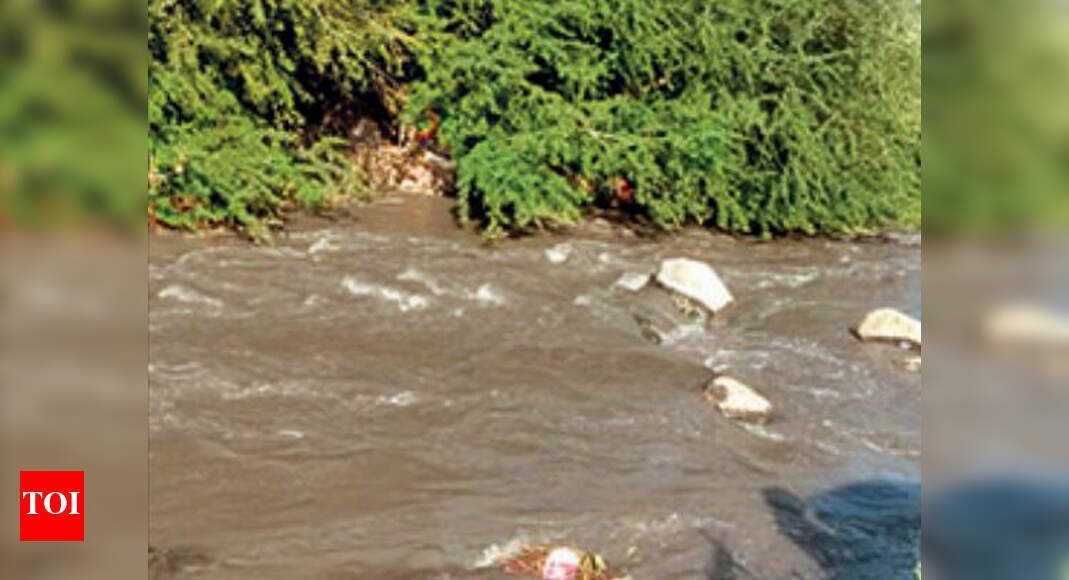 Moosarambagh stifled as Musi stench rises, residents fume | Hyderabad ...