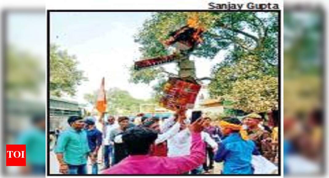 In Kashi, Tharoor’s effigy burnt over his Rajput remark | Varanasi News ...