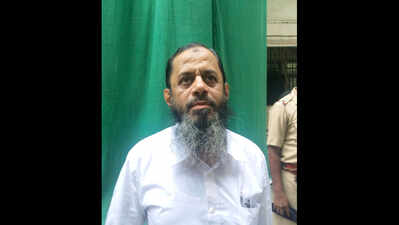 Saquib Nachan: 2002 triple terror blasts convict returns home | Mumbai ...
