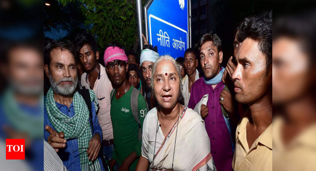 Medha Patkar meets AAP neta in jail | Bhopal News - Times of India