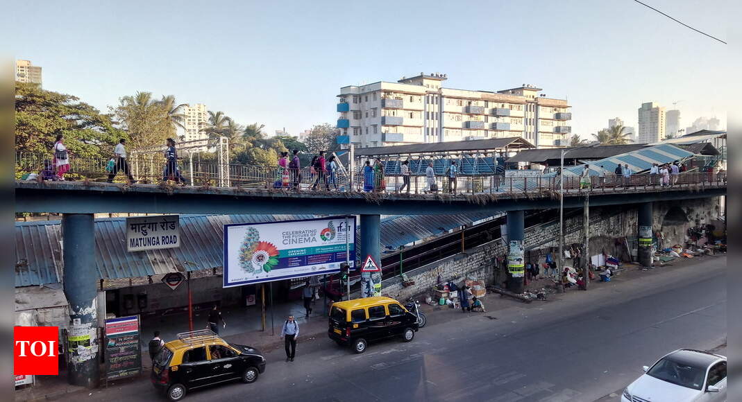 SQUATTERS OUTSIDE MATUNGA ROAD RAILWAY STN - Times of India