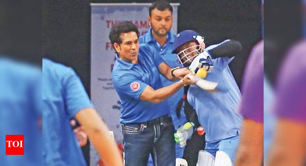Sachin returns to the cricket field in a friendly match in the capital ...