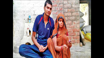 Lucknow University: Farmer’s son fights crop loss to win Lucknow University gold medal | Lucknow ...