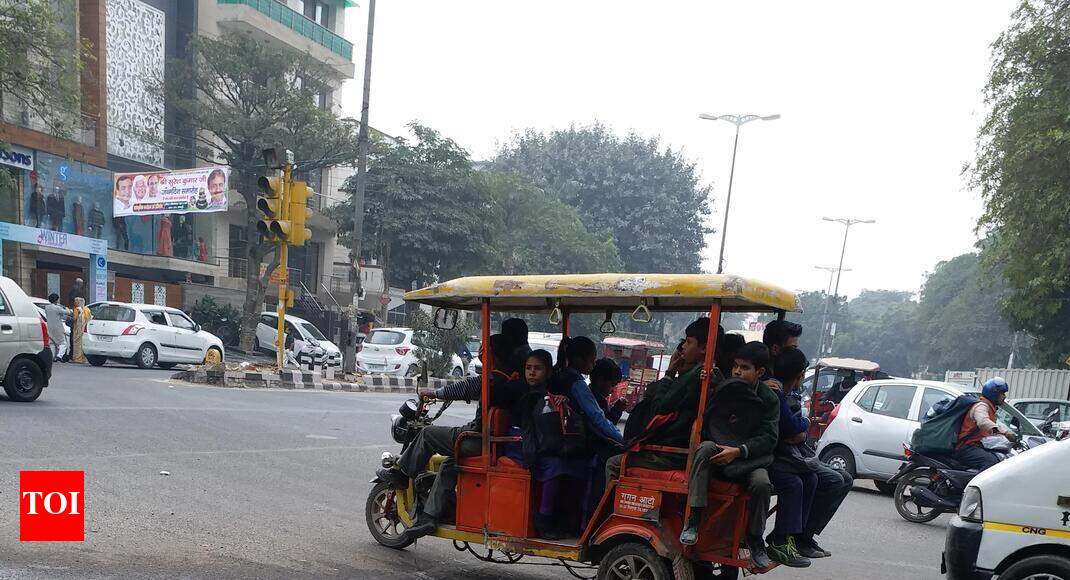 E-rickshaw overloaded with schoolkids - Times of India