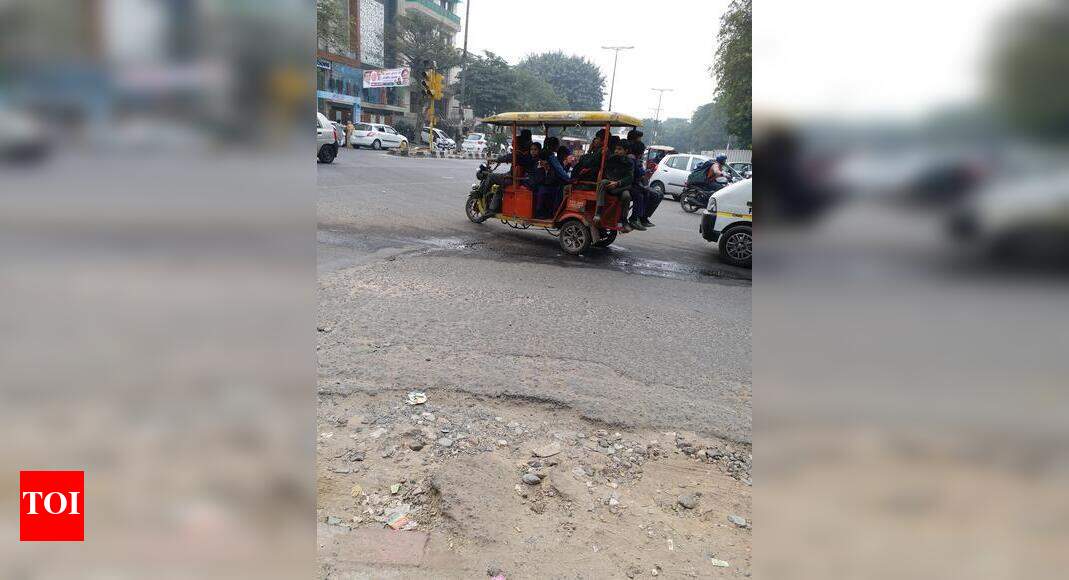 E-rickshaw overloaded with schoolkids - Times of India
