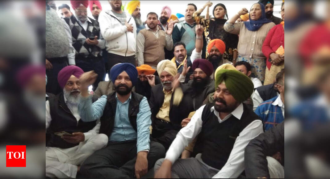 AAP, SAD protest over nominations rejection | Chandigarh News - Times ...