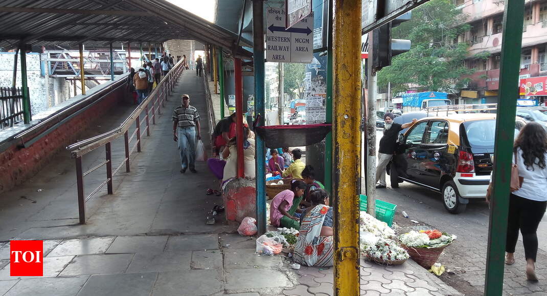 SQUATTERS TAKEOVER AREA BELOW MATUNGA ROAD FLYOVER - Times of India