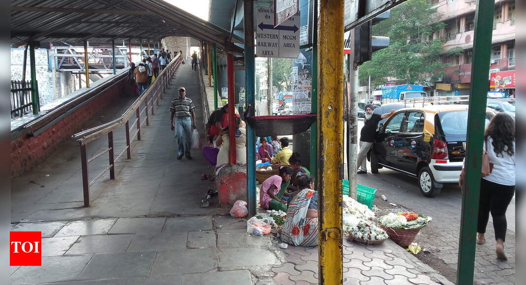 SQUATTERS TAKEOVER AREA BELOW MATUNGA ROAD FLYOVER - Times of India