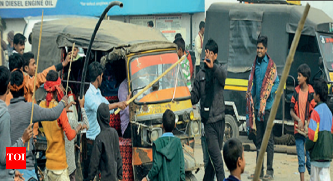 Truckers block roads in state, go on indefinite strike | Patna News ...