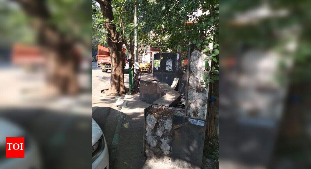 pedestrian footpath blocked - Times of India