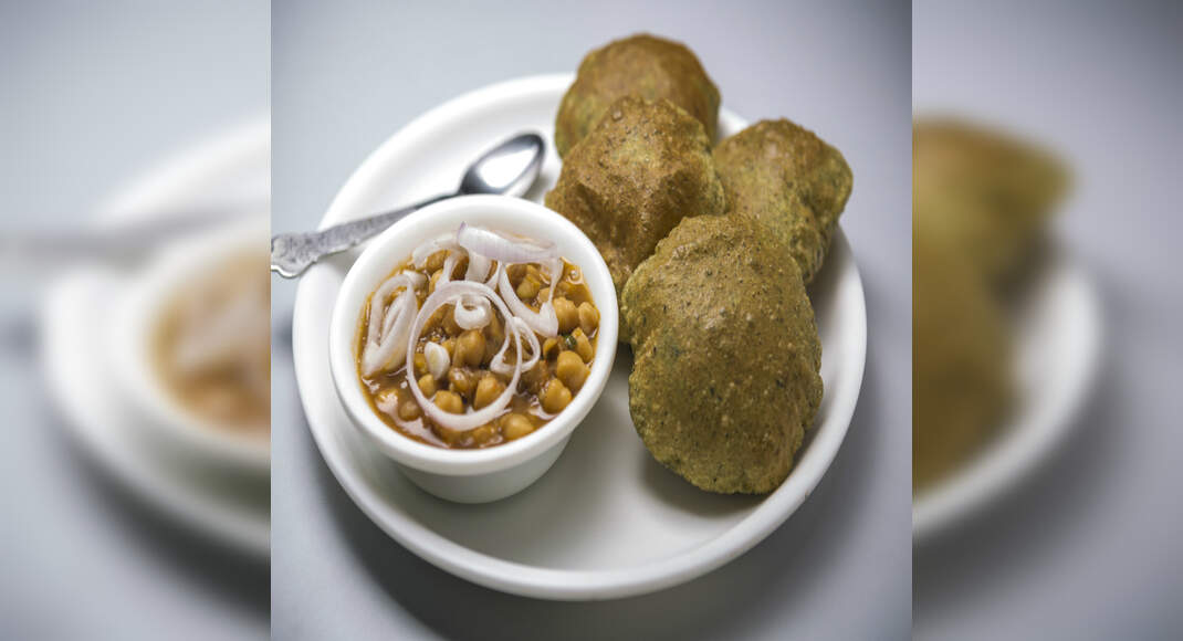 Ghugni Koraishutir Kochuri Recipe: How to Make Ghugni Koraishutir ...