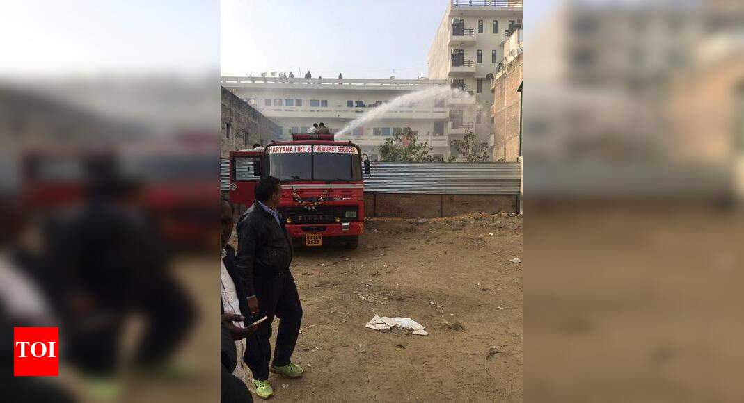 MCG workers set waste on fire, start a blaze in DLF 3 plot | Gurgaon ...