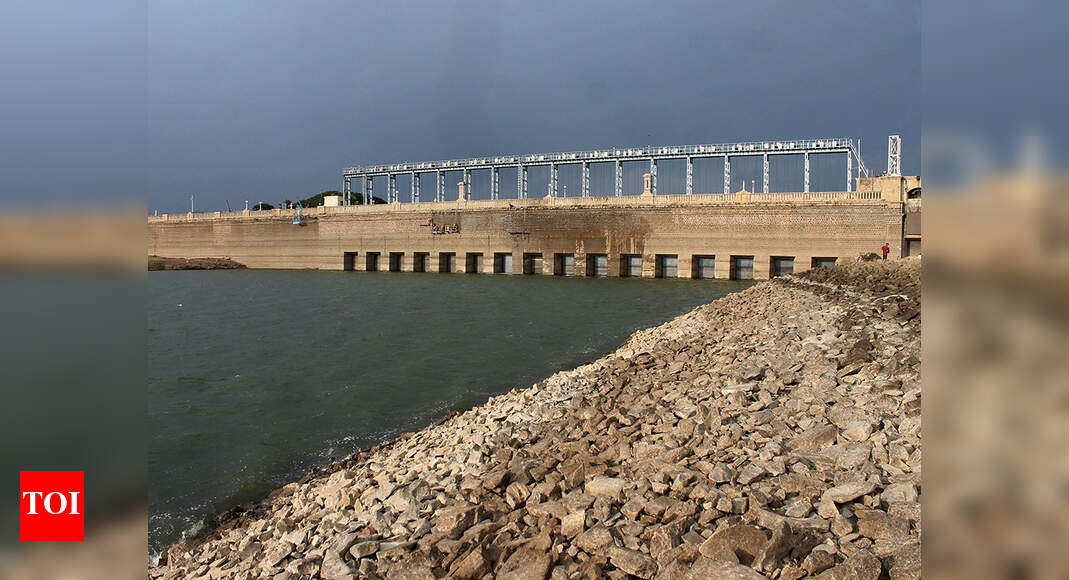 Farmers fall at feet of officials for release of water into Cauvery ...