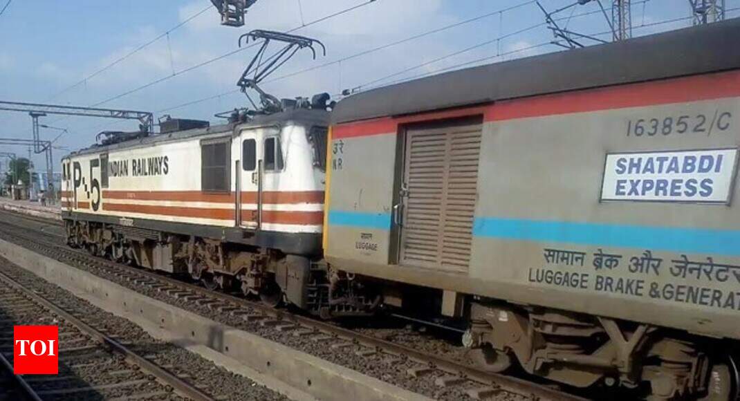 Shatabdi Express: Fog delays Shatabdi Express by 5 hours, several trains affected | Lucknow News ...