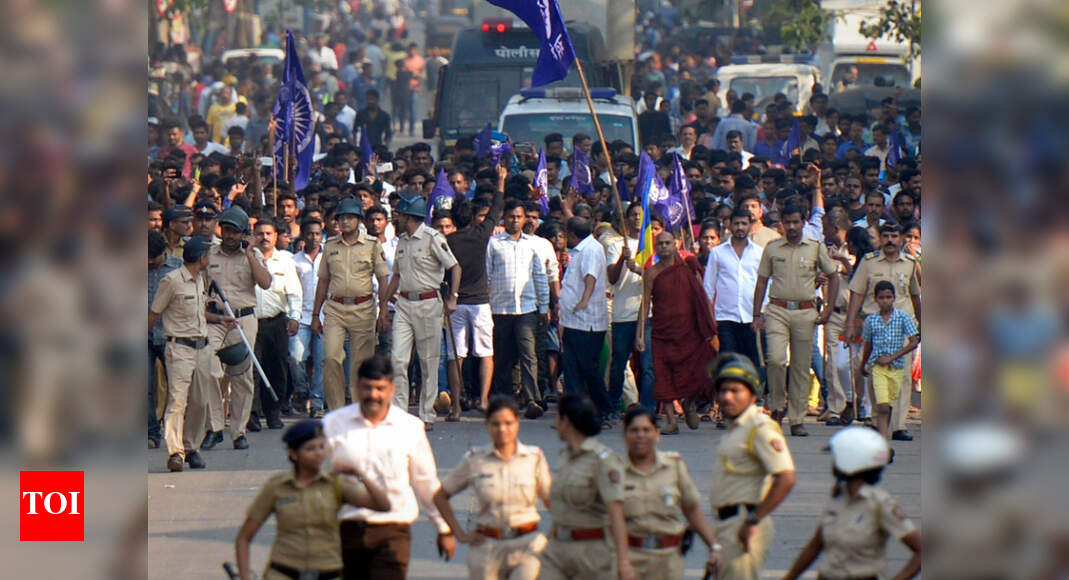 Mumbai protests: Over 30 cops injured, 300 persons detained | Mumbai ...