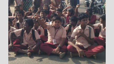 TN bus strike: School students block road after waiting vainly for ...