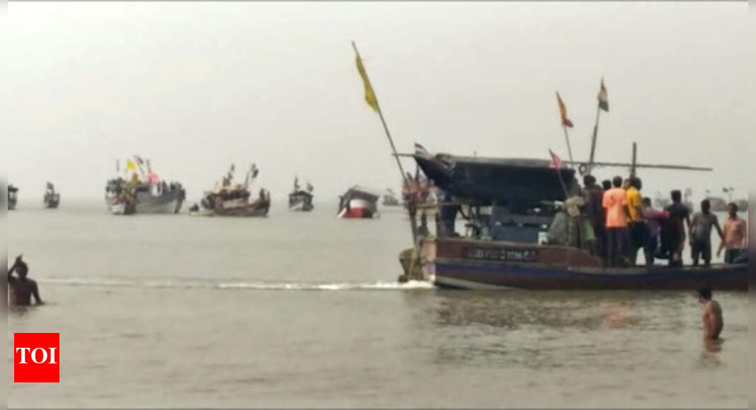 Three students drown, 32 rescued after boat capsizes in Maharashtra ... Three students drown, 32 rescued after boat capsizes in Maharashtra ...