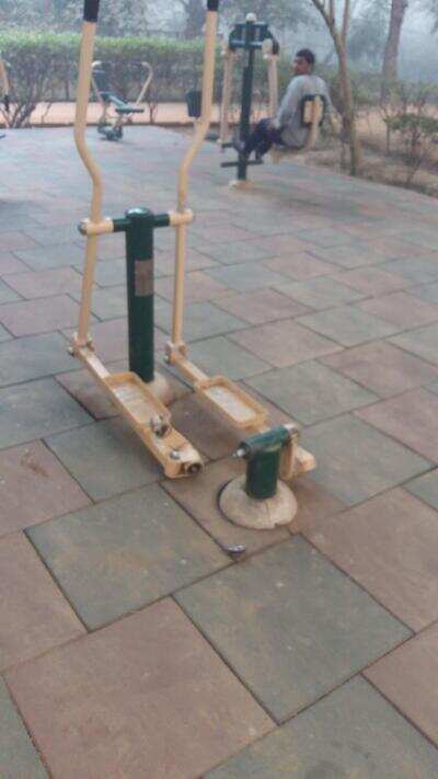 Broken machines in DDA gym park - Times of India