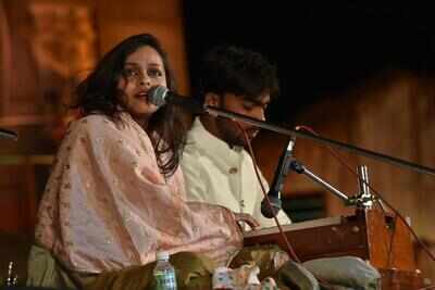 Ghazals and Sufi singing by Pooja Gaitonde enliven mood at craft mela ...