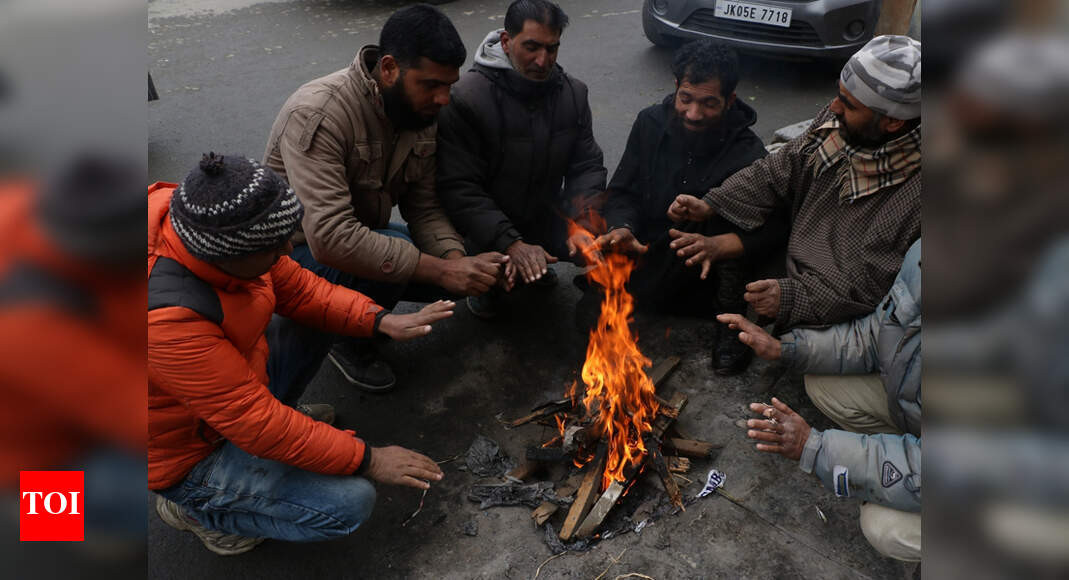 Kashmir reels under biting cold conditions | India News - Times of India