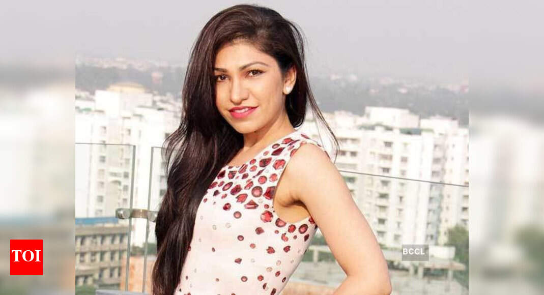 Tulsi Kumar: Cat eyeliner is a face saver | Hindi Movie News - Times of ...